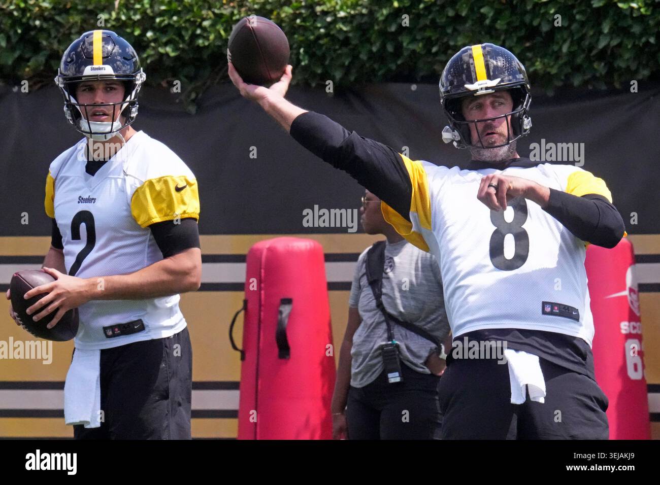 Pittsburgh Steelers quarterbacks Aaron Rodgers (8) and Mason Rudolph (2 ...