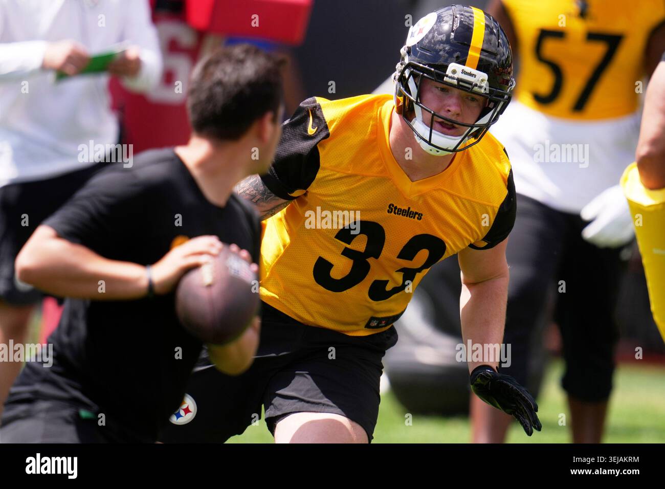 Pittsburgh Steelers linebacker Jack Sawyer (33) participates in the ...