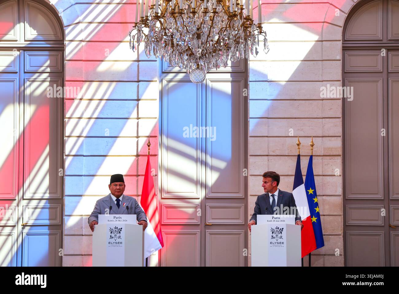 France's President Emmanuel Macron, right, holds a joint press ...