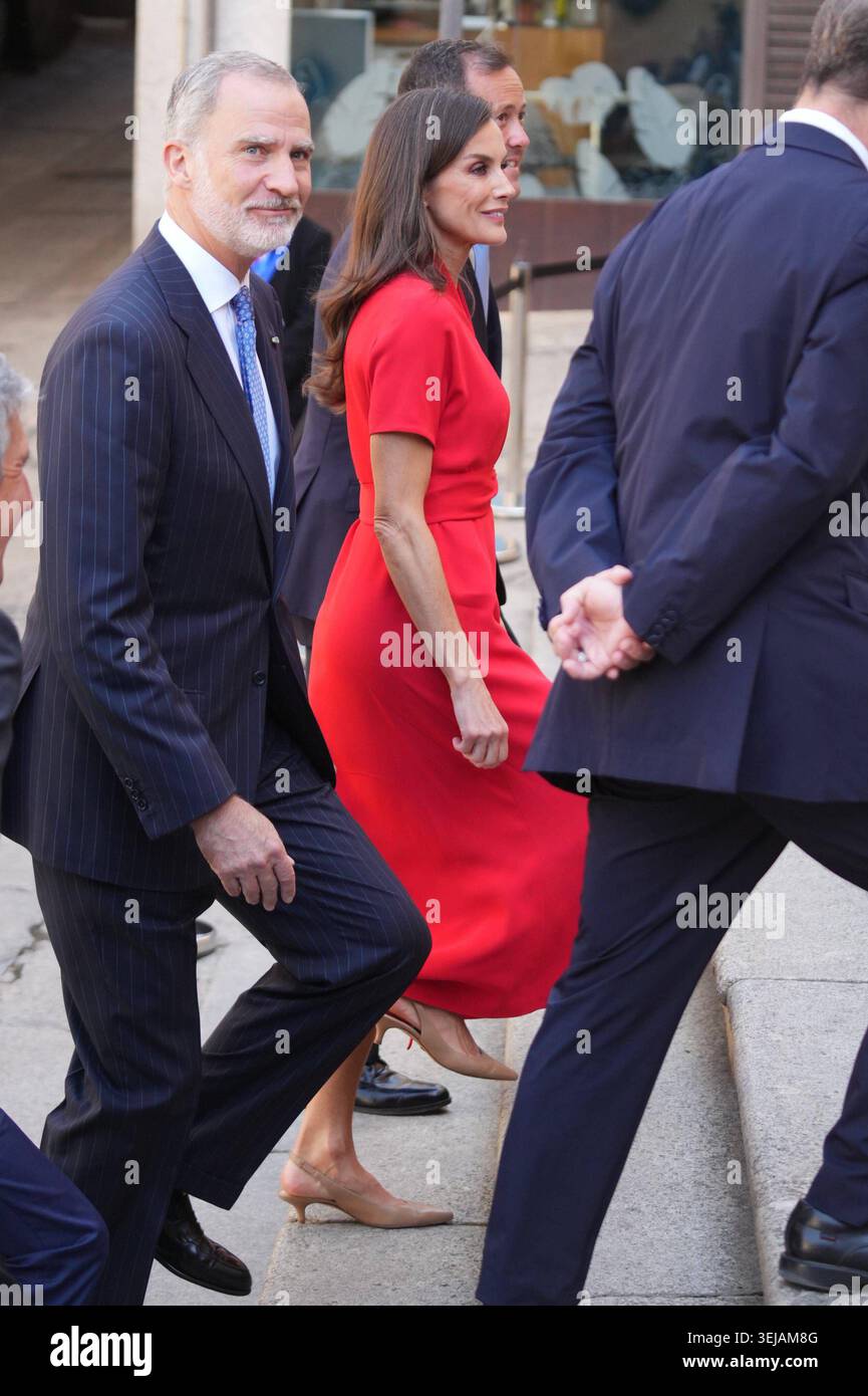 Spanish King Felipe VI and Queen Letizia during the delivery of gold ...
