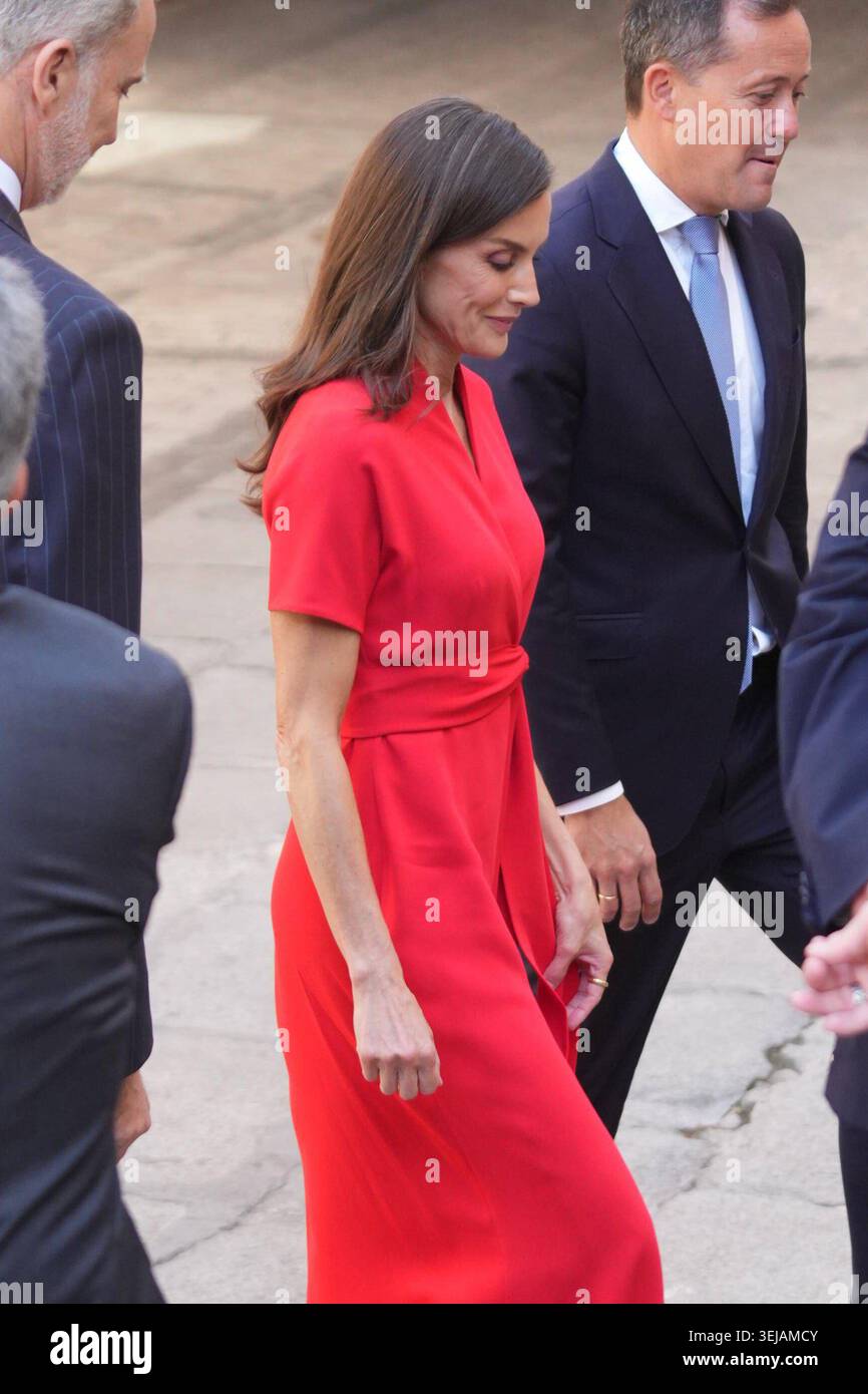 Spanish King Felipe VI and Queen Letizia during the delivery of gold ...