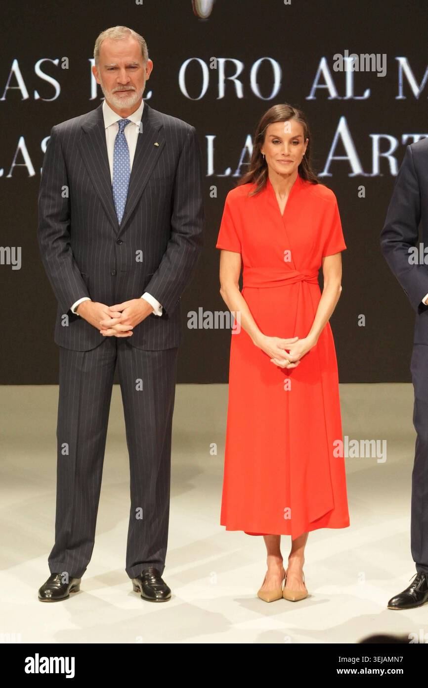 Spanish King Felipe VI and Queen Letizia during the delivery of gold ...