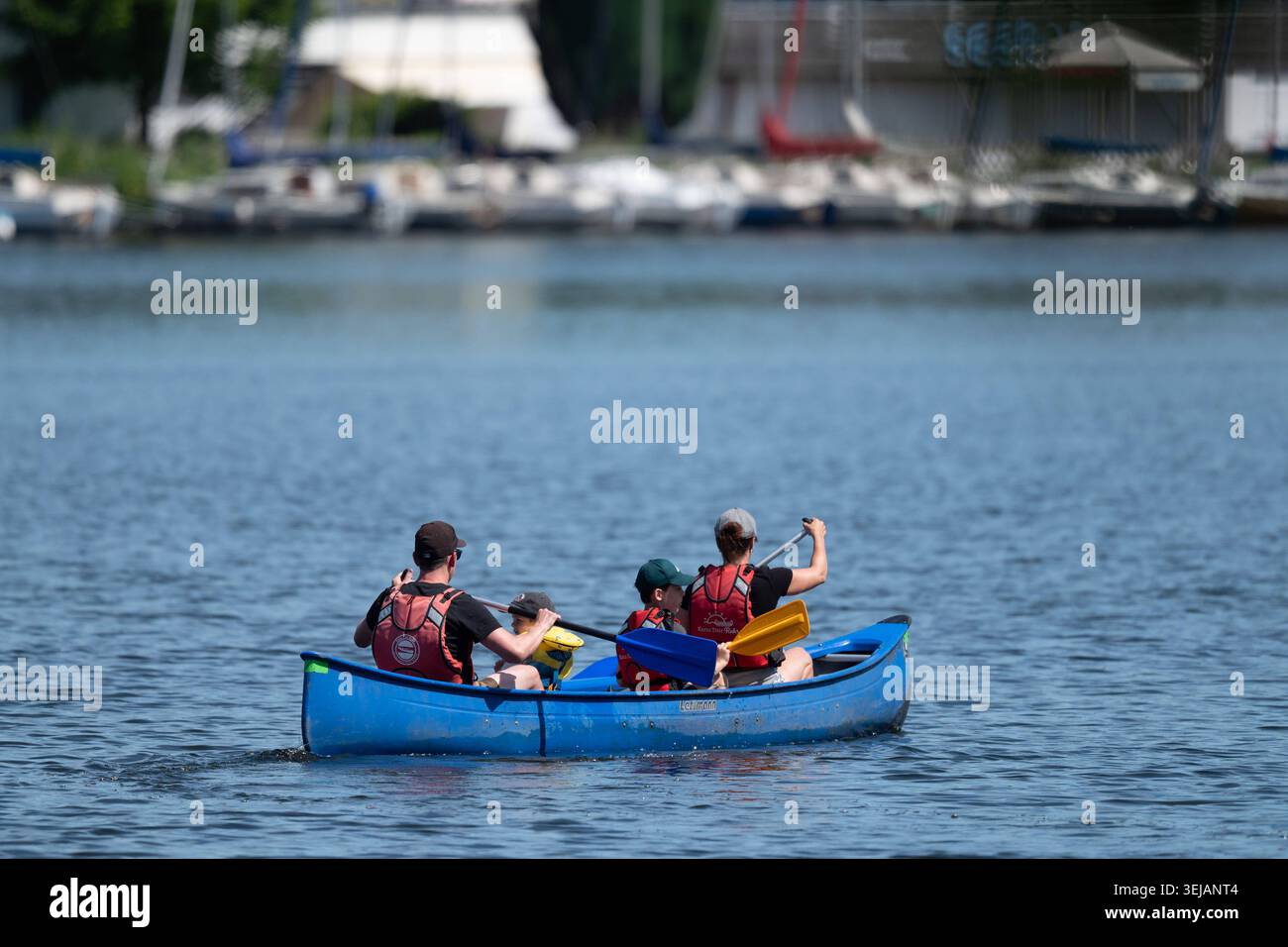Menschen, Familie in einem Canadier, Kanu, Paddelboot, auf dem ...