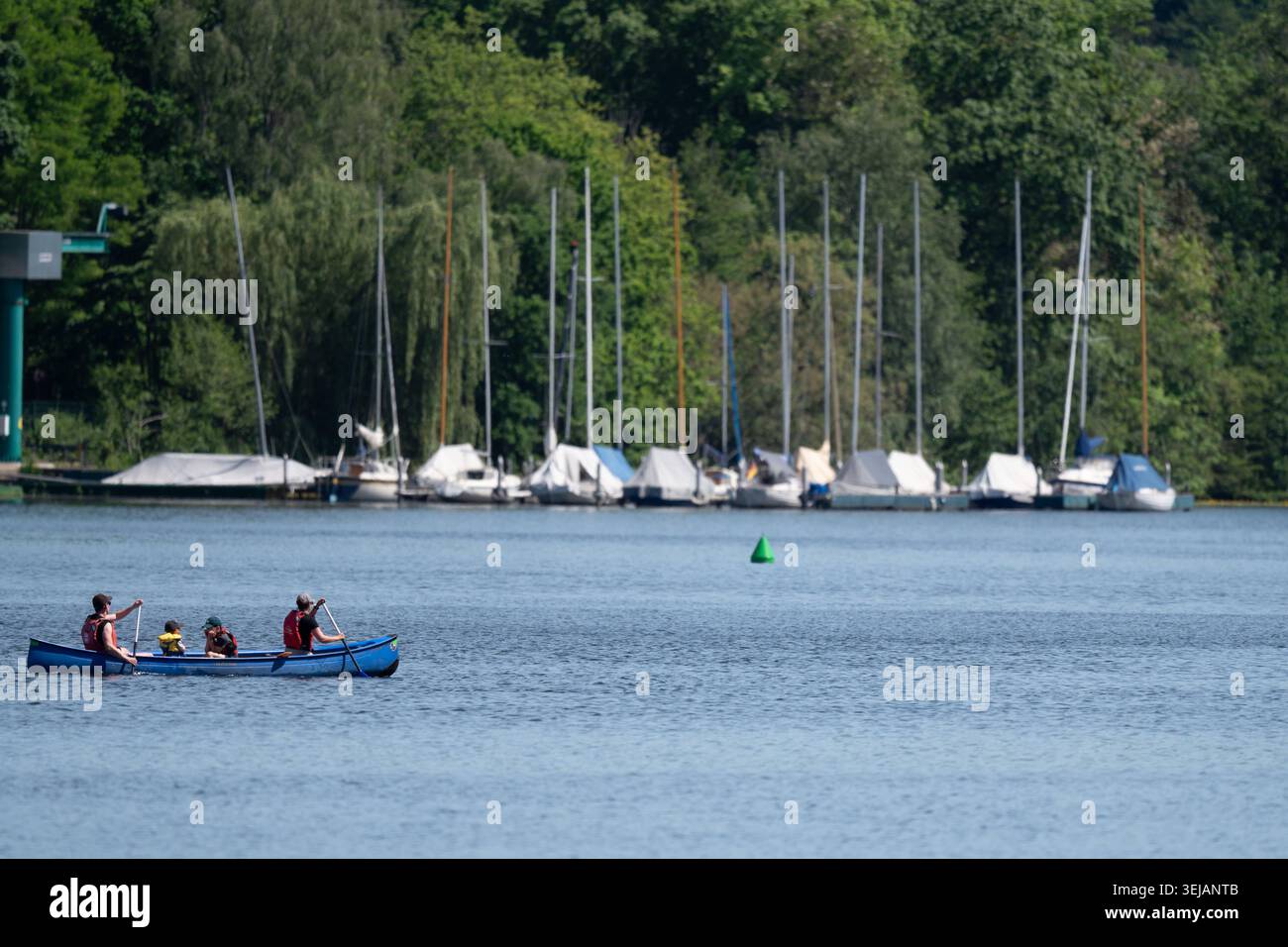 Menschen, Familie in einem Canadier, Kanu, Paddelboot, auf dem ...