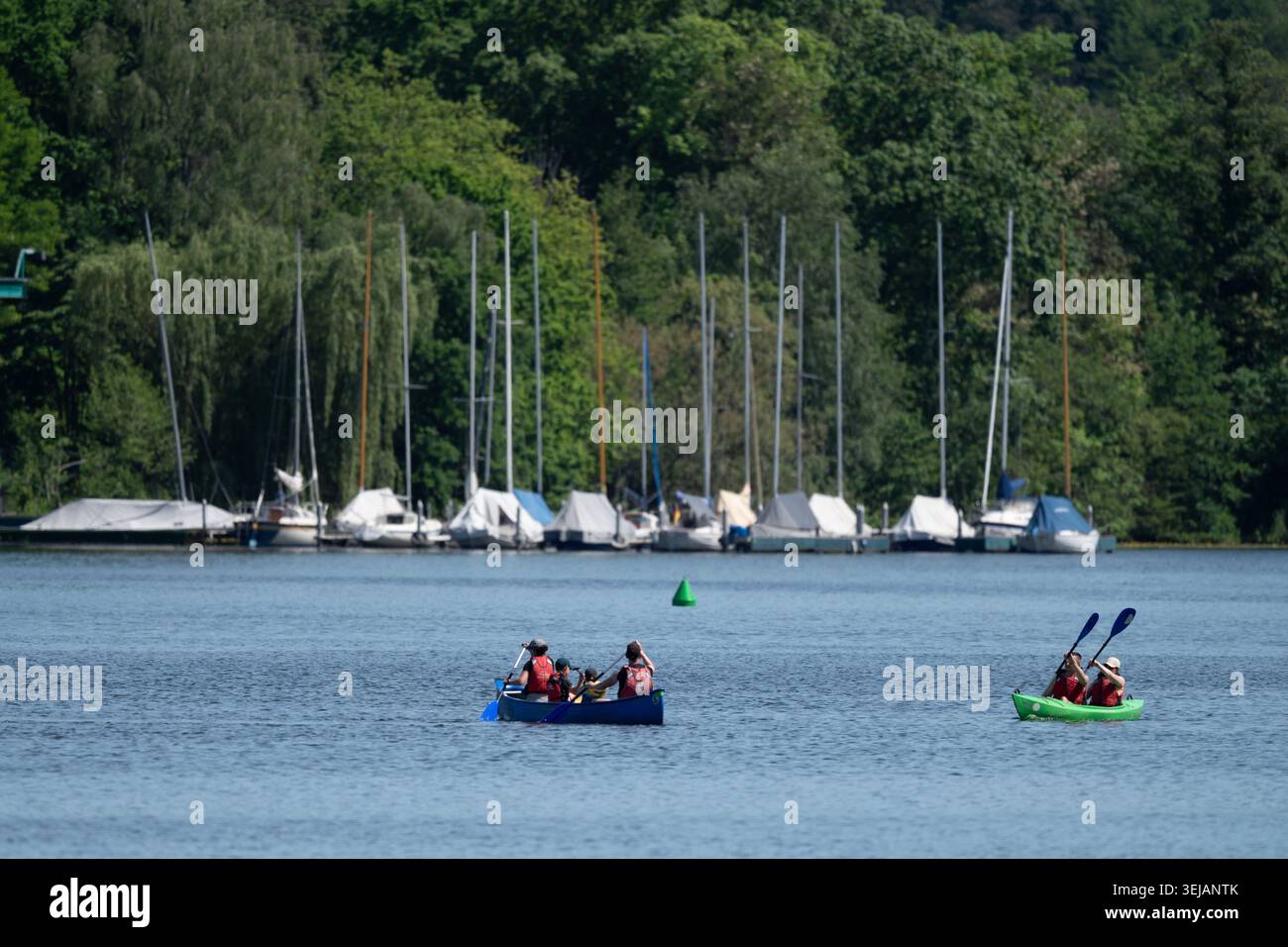 Menschen, Familie in einem Canadier, Kanu, Paddelboot, auf dem ...