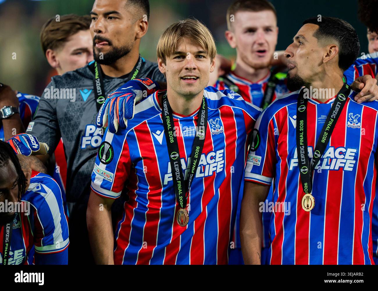 Borna Sosa (Crystal Palace, 24) li. und Daniel Munoz (Crystal Palace, 2 ...