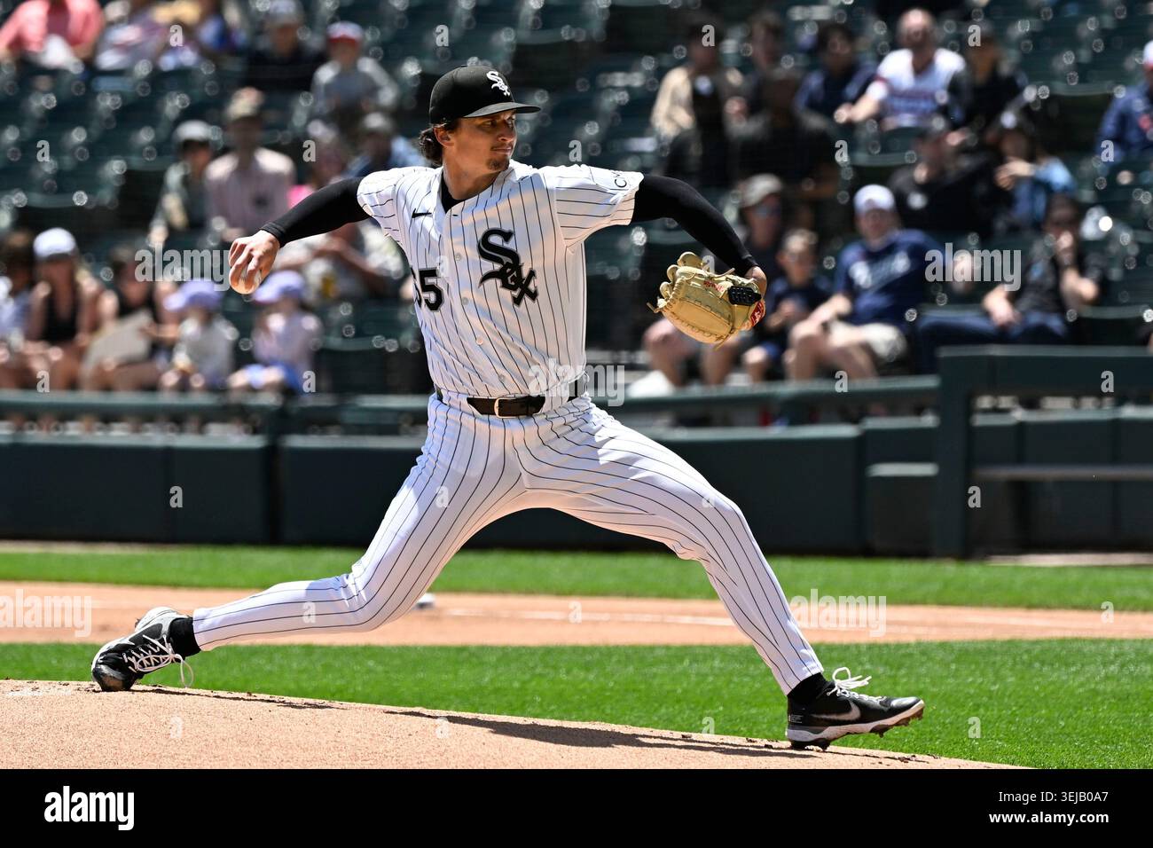 Chicago White Sox pitcher Davis Martin delivers during the first inning ...