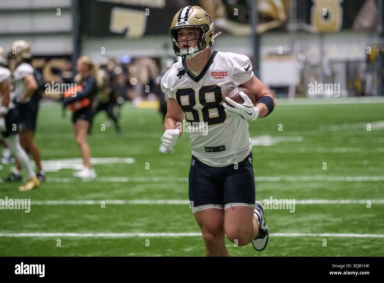 New Orleans Saints tight end Oscar Delp (88) runs during the NFL ...
