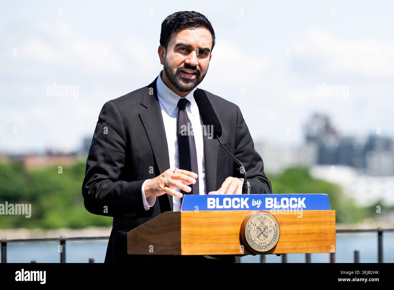 New York City Mayor Zohran Mamdani (D) speaking at a press conference ...
