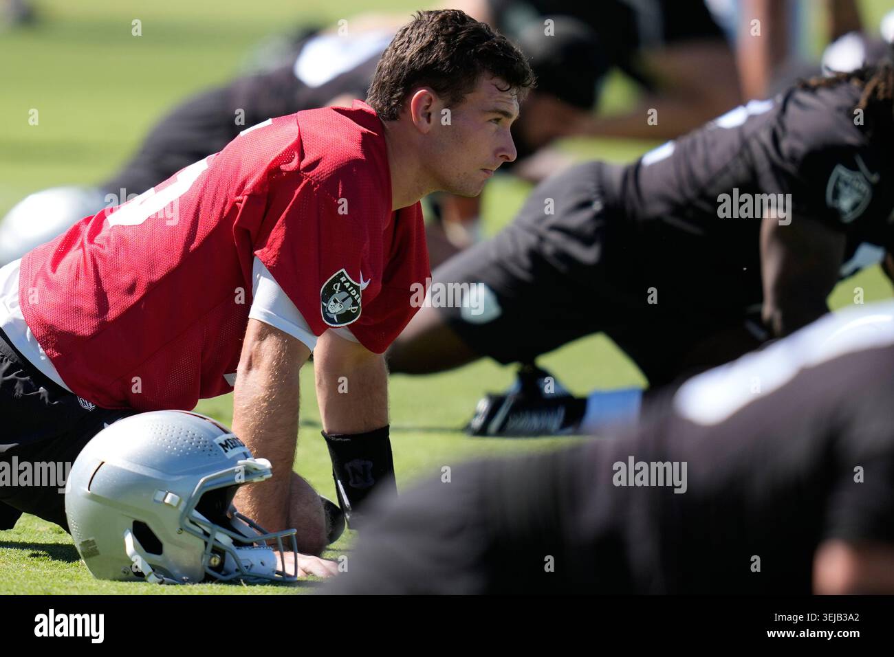 Las Vegas Raiders quarterback Fernando Mendoza (15) warms up during the ...