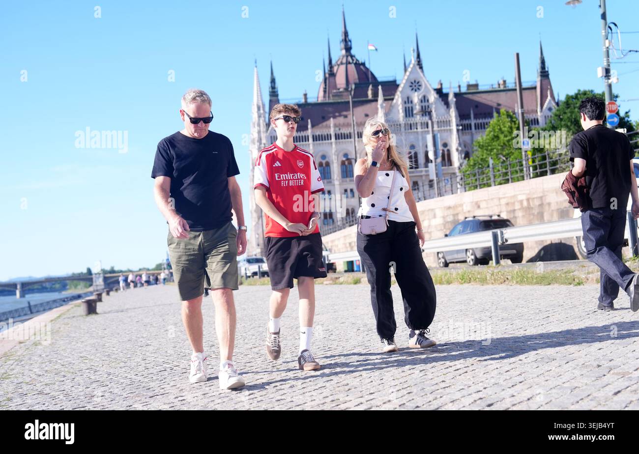 Arsenal fans in Budapest ahead of the Champions league final between ...