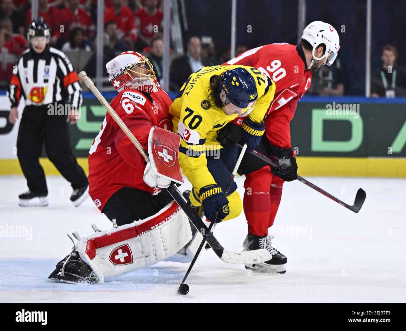 ZÜRICH, SWITZERLAND 20260528Sweden's Oscar Sundqvist is sandwiched ...