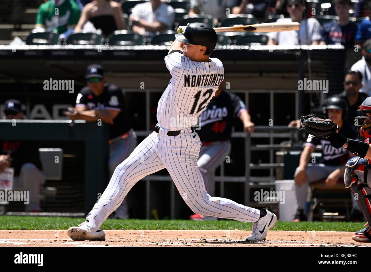 Chicago White Sox's Colson Montgomery hits a one-run single during the ...
