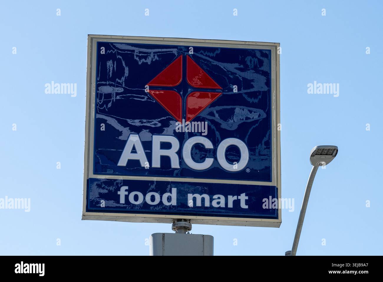 Arco food mart sign with logo against clear blue sky, San Francisco ...