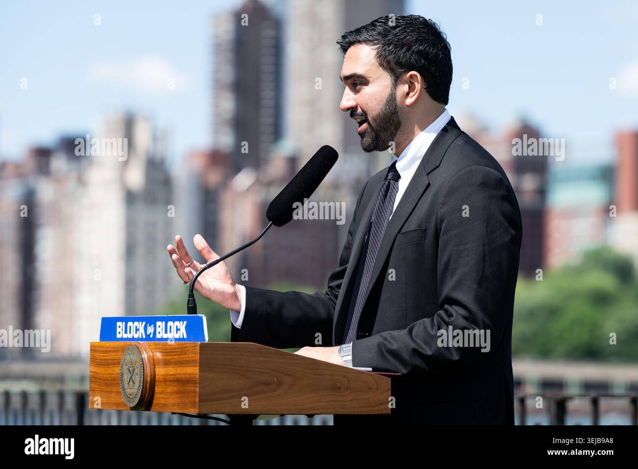 New York City Mayor Zohran Mamdani (D) speaking at a press conference ...