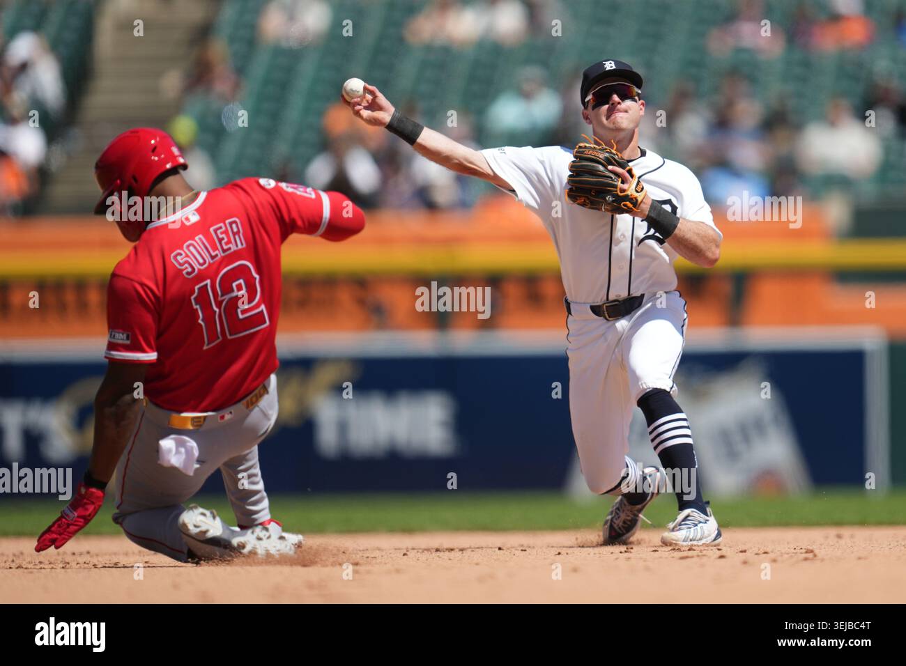 Detroit Tigers shortstop Kevin McGonigle (7) throws to first base after ...