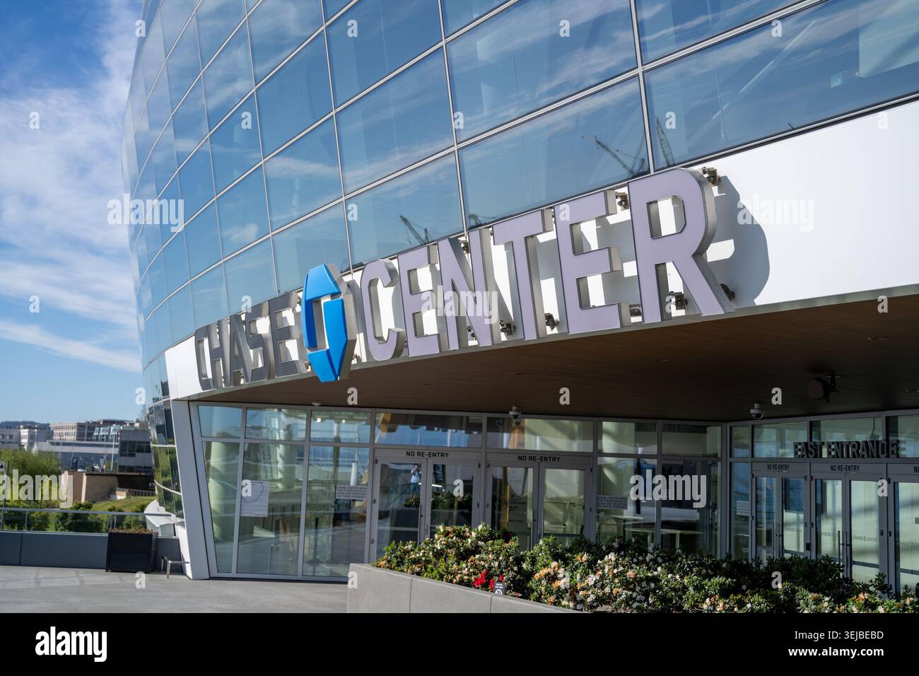 Exterior of Chase Center arena with glass facade and main entrance ...