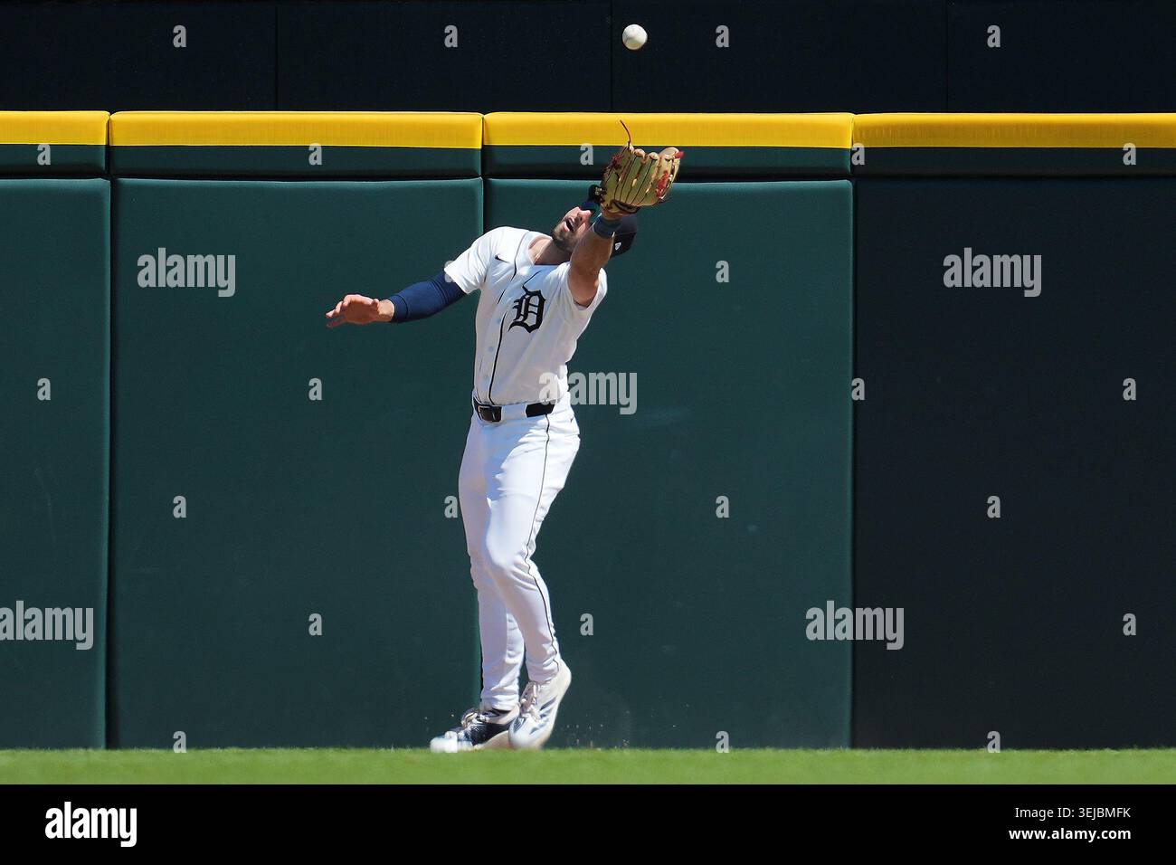 Detroit Tigers center fielder Matt Vierling reaches for a Los Angeles ...