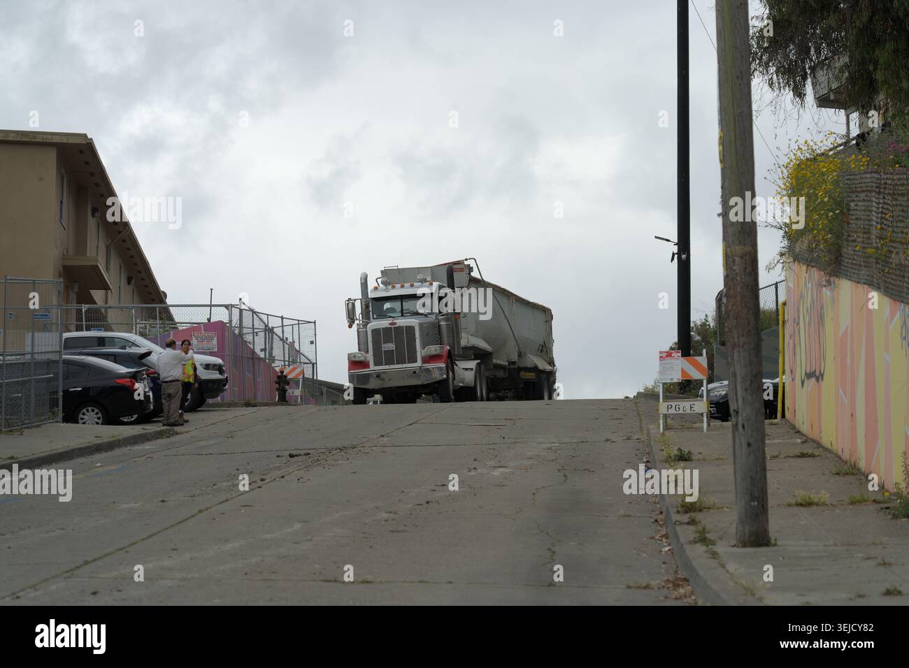 San Francisco, USA. 28th May 2026. A truck waits on top of a hill in ...