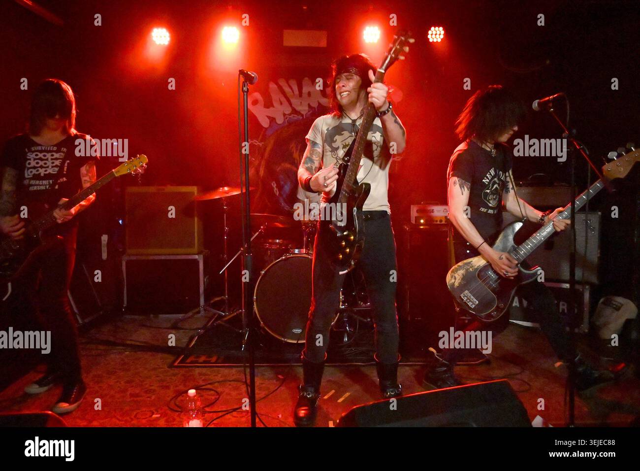 Matt Gabs, Alex Hagen und Sam Hariss von Ravagers live bei einem ...