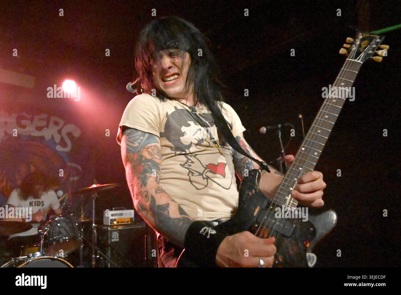 Ray Peters und Alex Hagen von Ravagers live bei einem Konzert im Lux ...