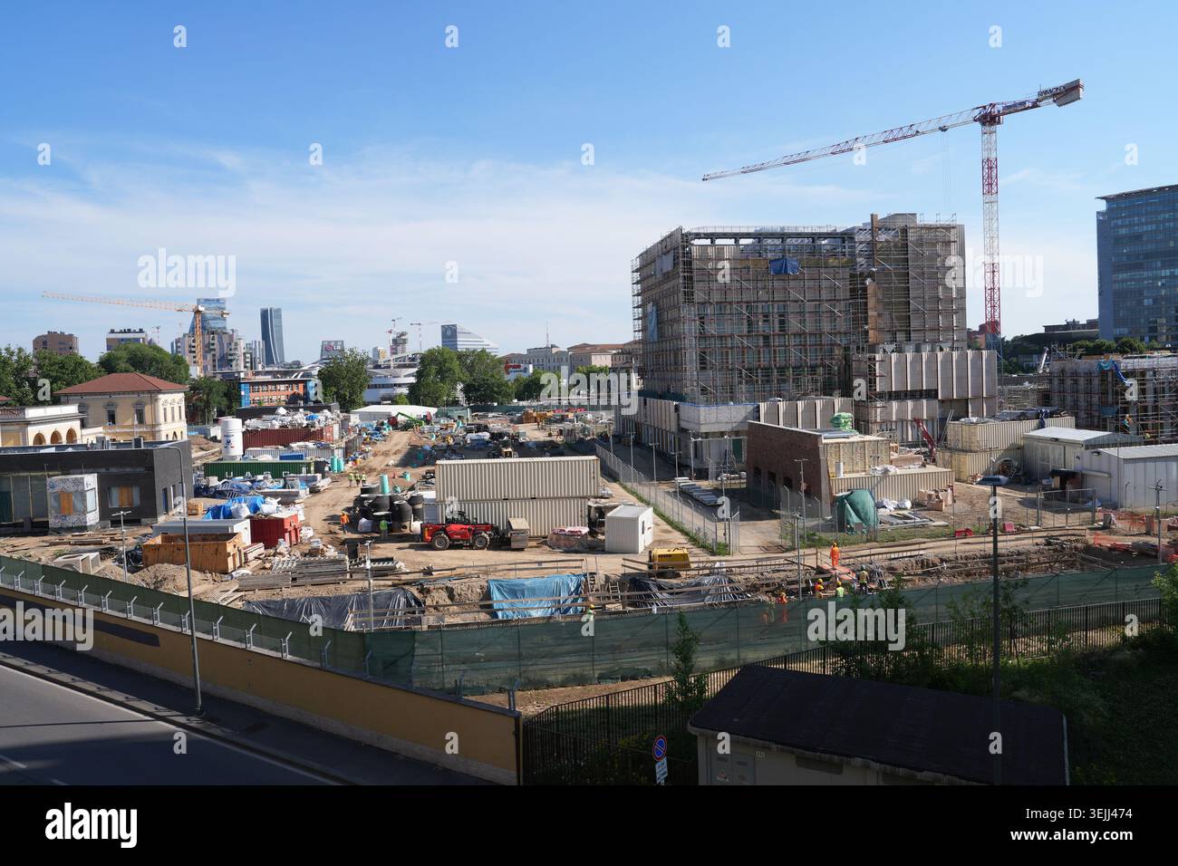IPA85165059 - Milan, 26-05-29, Workers at work and at the 'exit of the ...