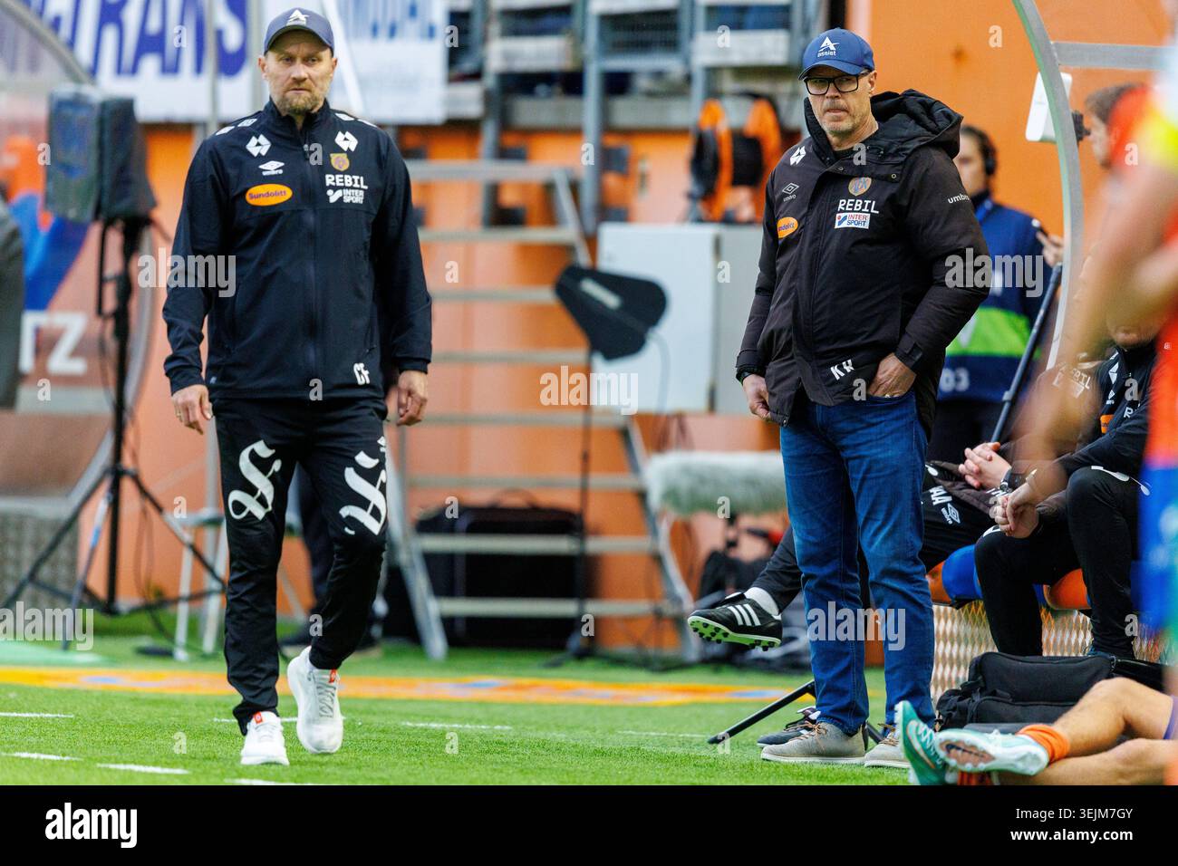 Ålesund 20260529. Aalesund's coach Kjetil Rekdal (right) and assistant ...