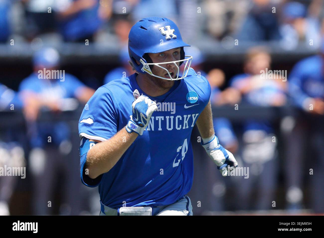 Kentucky outfielder Braxton van Cleave (24) runs to first base during ...