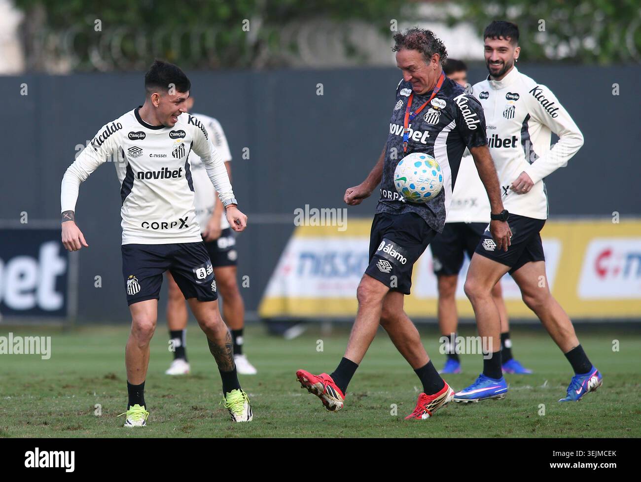 SP - SANTOS - 05/29/2026 - SANTOS, TRAINING - Escobar and coach Cuca of ...