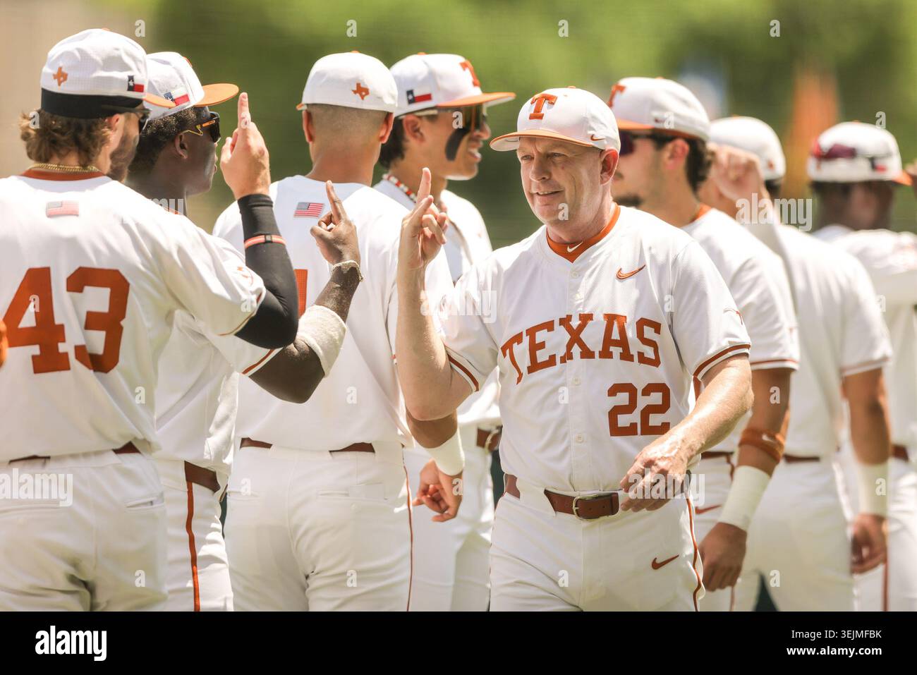 Texas head coach Jim Schlossnagle (22) prepares his team to compete ...