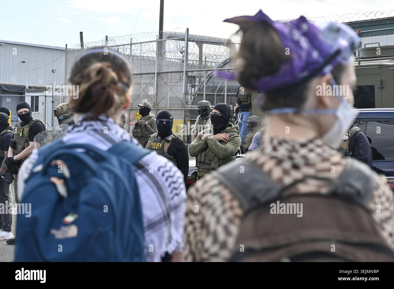 28 May 2026, USA, Newark: People protest outside the deportation center ...