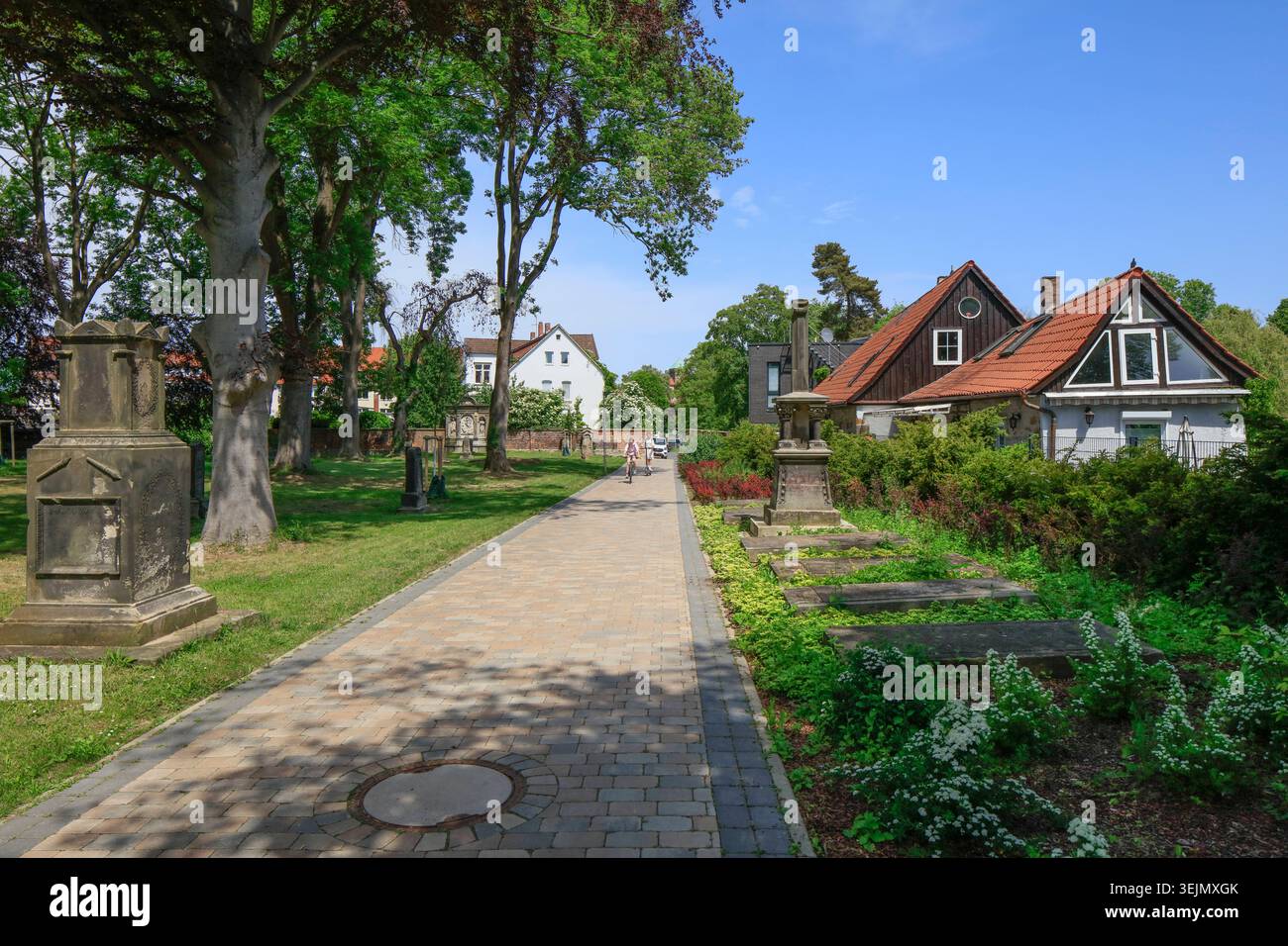 ehemaliger Friedhof am Fluß Innerste, Hildesheim, Niedersachsen ...