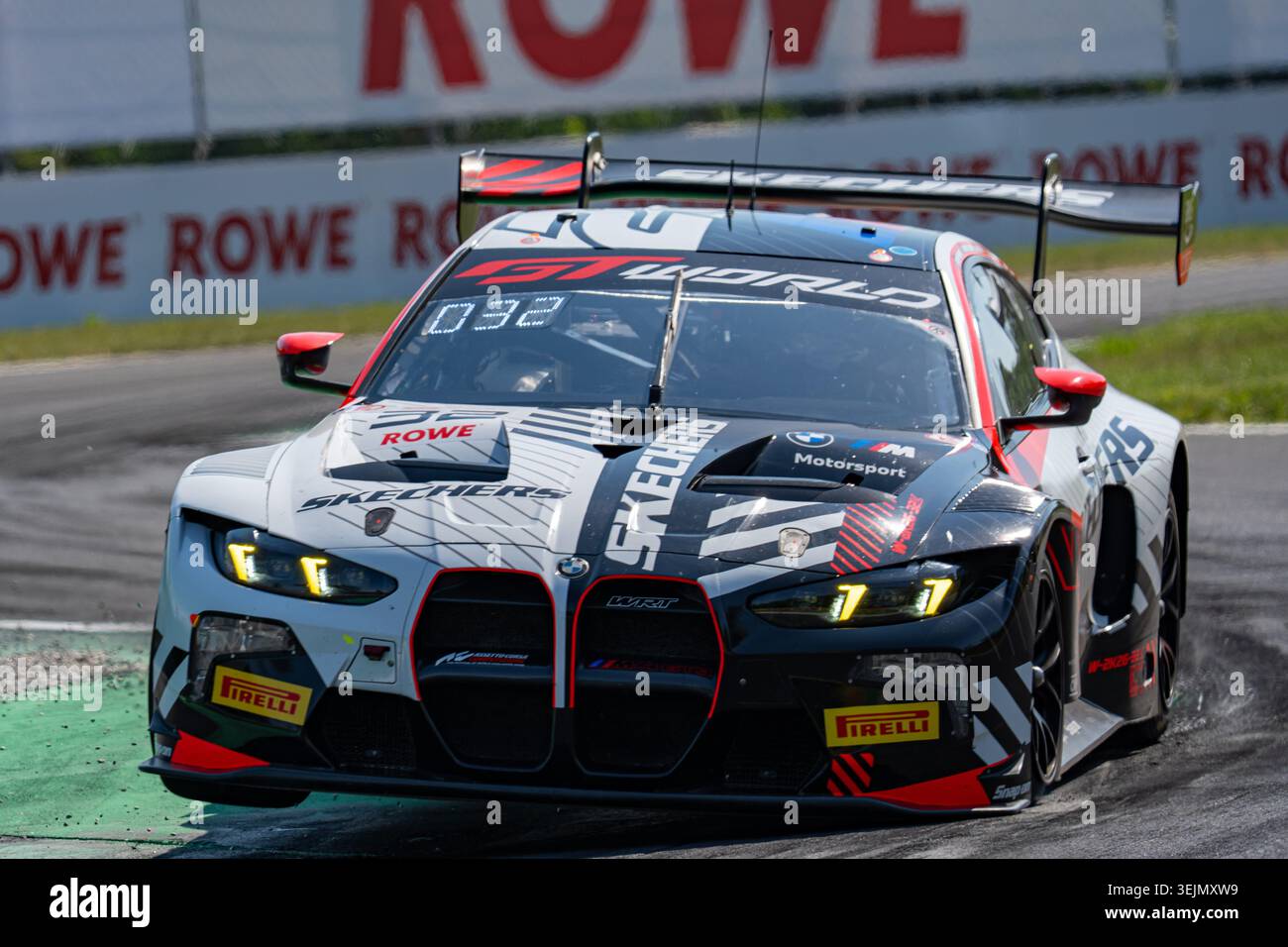 Kelvin VAN DER LINDE, Jordan PEPPER and Charles WEERTS driving the (#32 ...