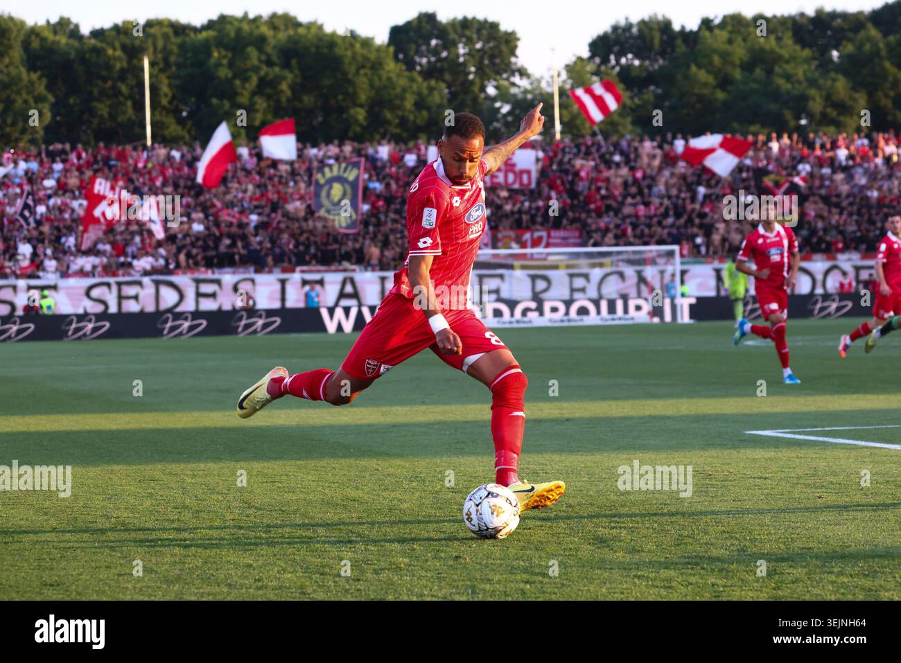 Hernani in action during the Serie B match between AC Monza and ...
