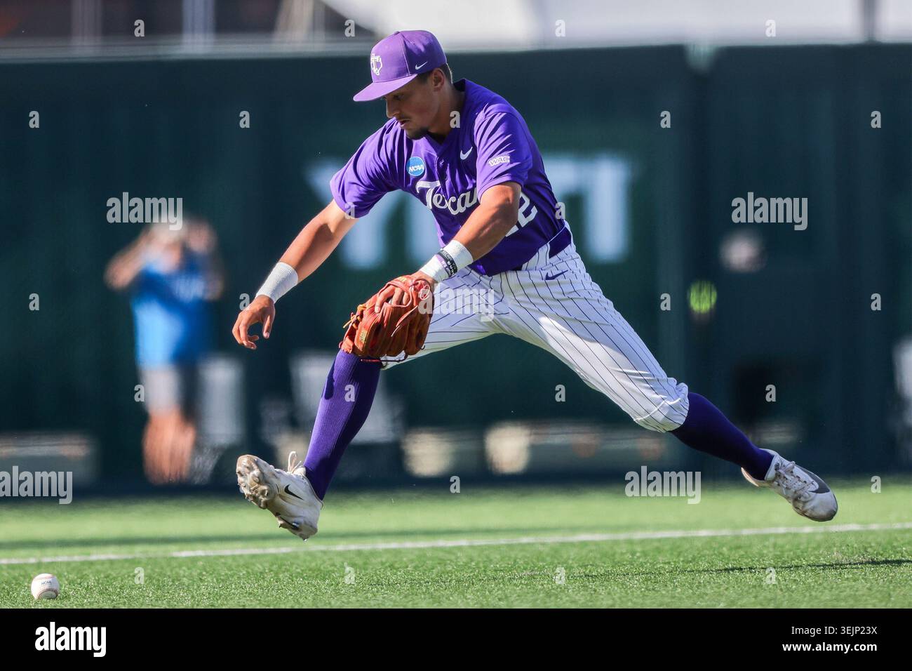 Tarleton State short stop Ike Shirey (2) reaches for the UC Santa ...