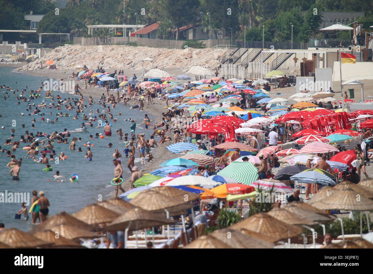 (260530) -- ANTALYA, May 30, 2026 (Xinhua) -- People enjoy leisure time ...