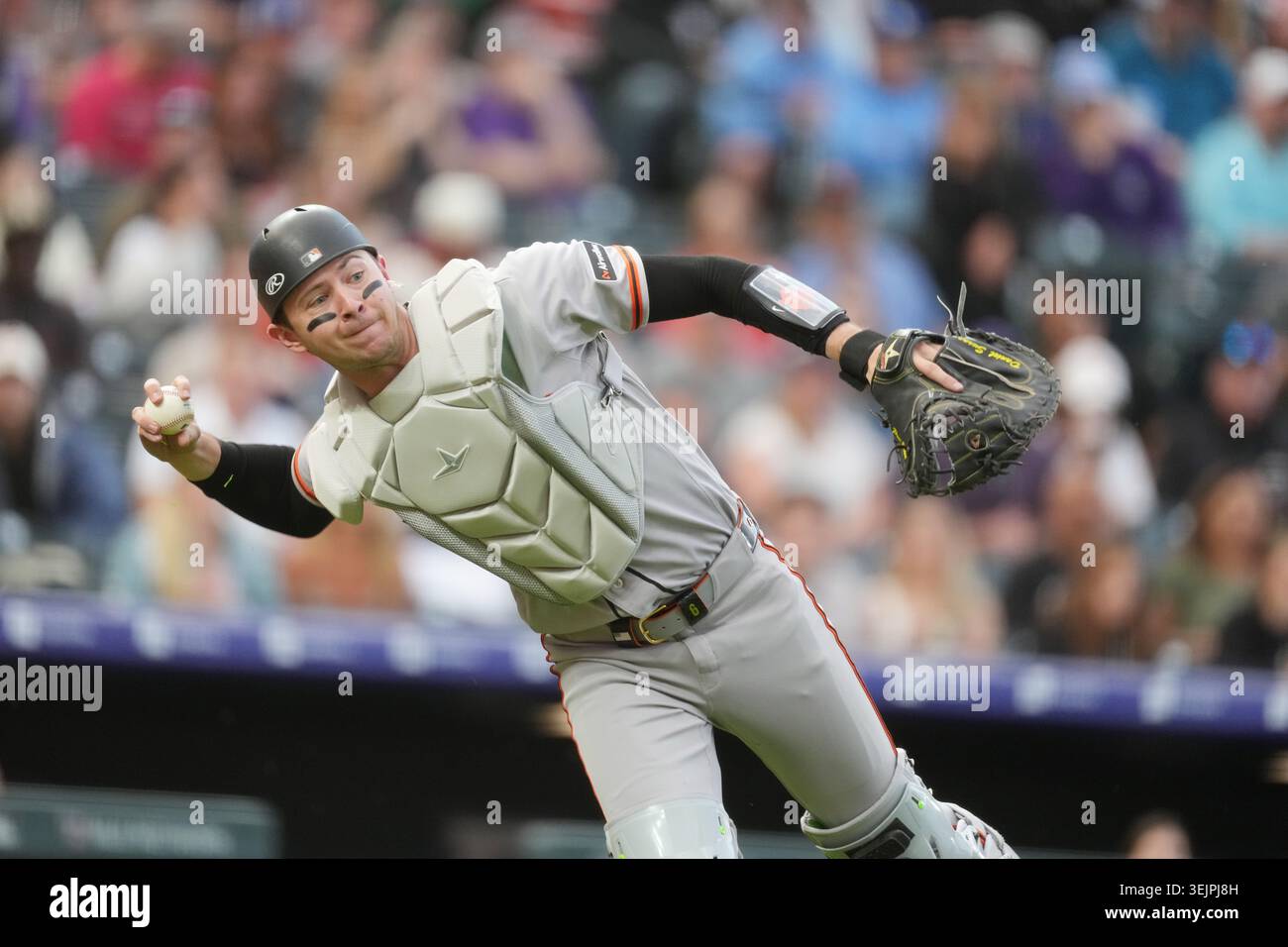 San Francisco Giants catcher Daniel Susac thorws to first base to put ...