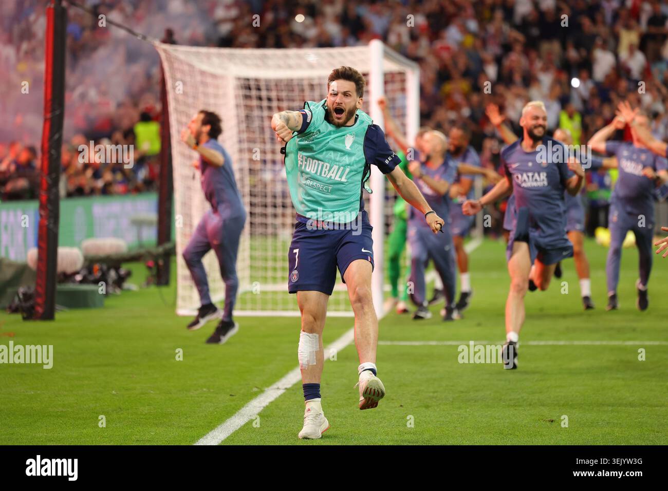 Khvicha Kvaratskhelia of Paris Saint-Germain celebrates - PSG v Arsenal ...