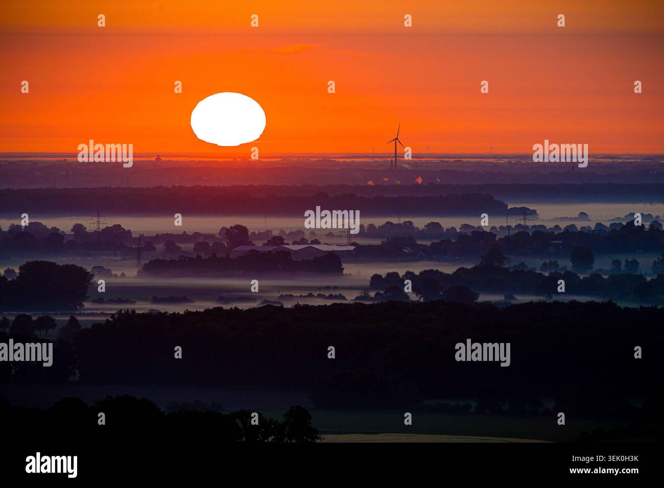 31 May 2026, Lower Saxony, Bantorf: The sun rises near Barsinghausen on ...