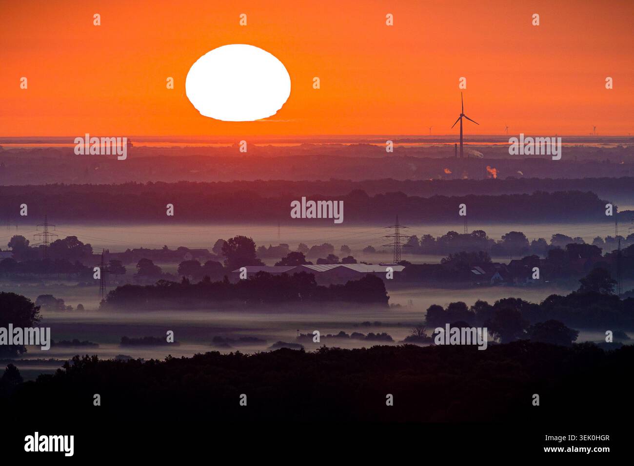 31 May 2026, Lower Saxony, Bantorf: The sun rises near Barsinghausen on ...