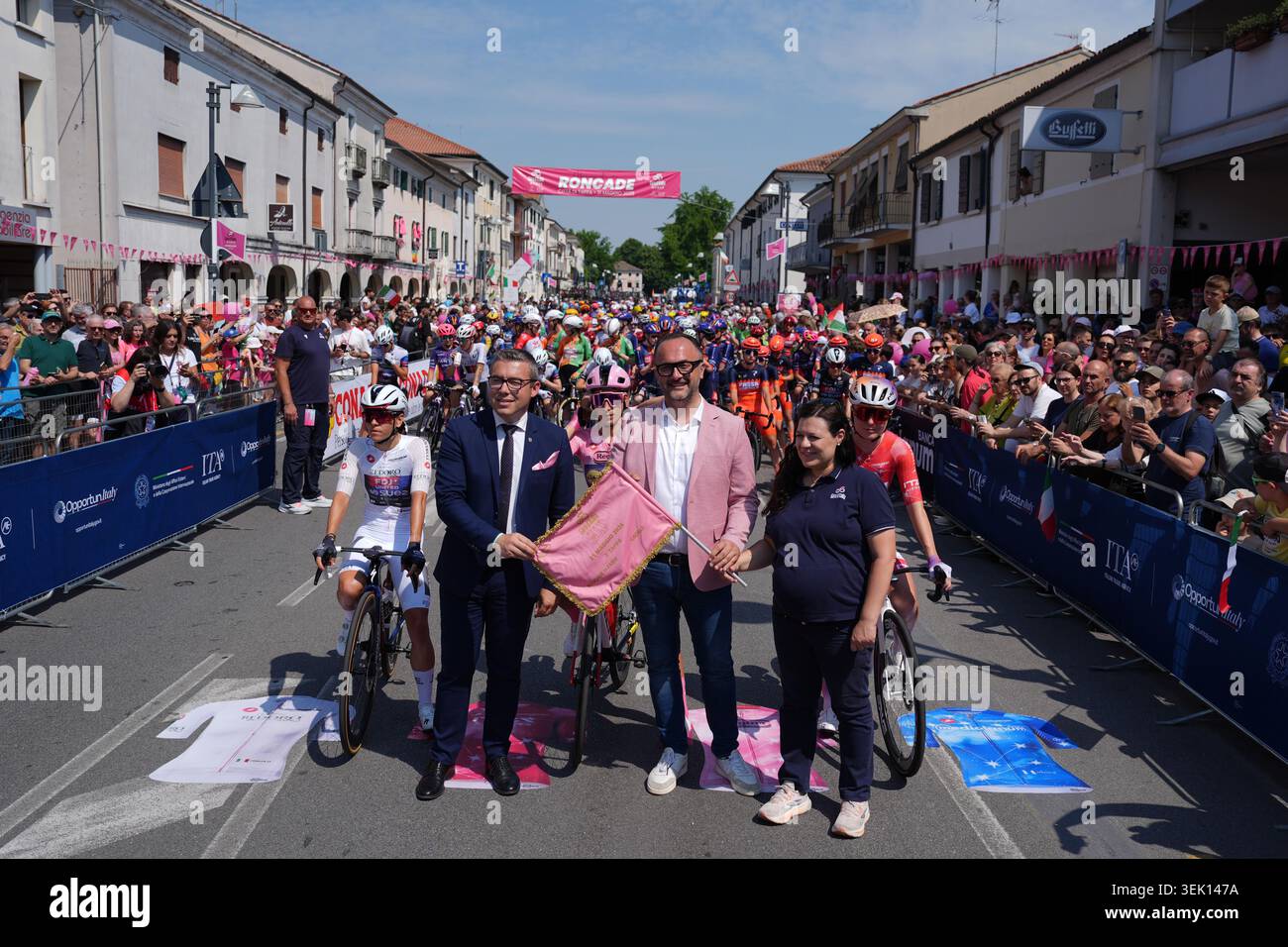 Start the race with mayor Marco Donadel during Stage 2 of the Giro d ...