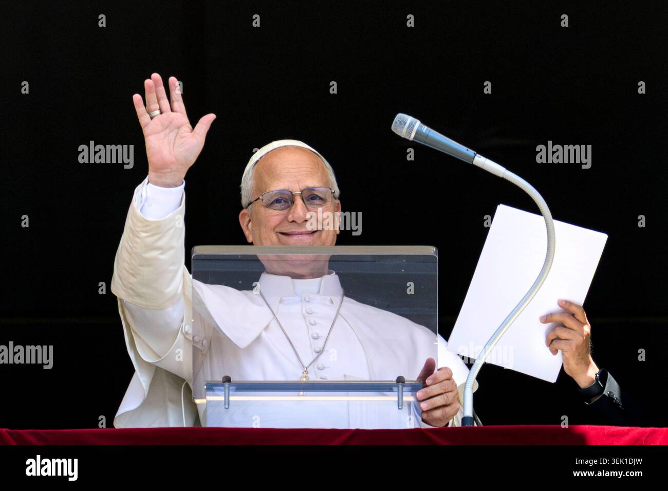 IPA85208430 - Italy, Rome, Vatican, 2026/5/31.Pope Leo XIV waves to the ...
