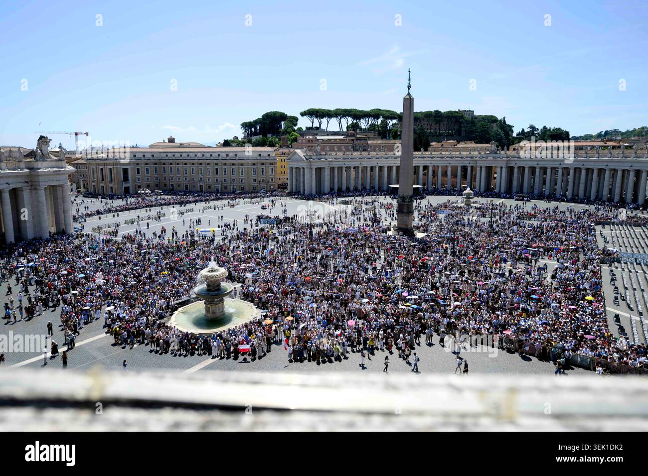IPA85208433 - Italy, Rome, Vatican, 2026/5/31.Pope Leo XIV waves to the ...