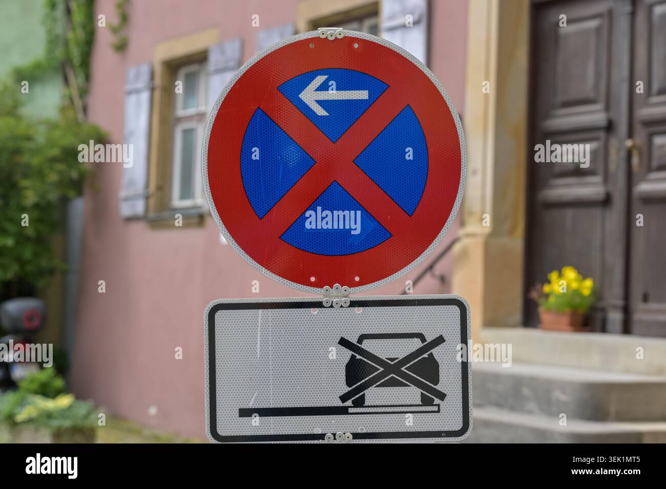Verkehrsschilder für absolutes Haltverbot und Abschleppgefahr vor einem ...