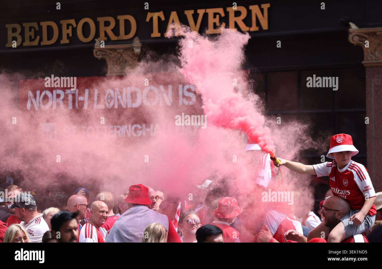 Arsenal fans in Finsbury Park before a victory parade to celebrate ...