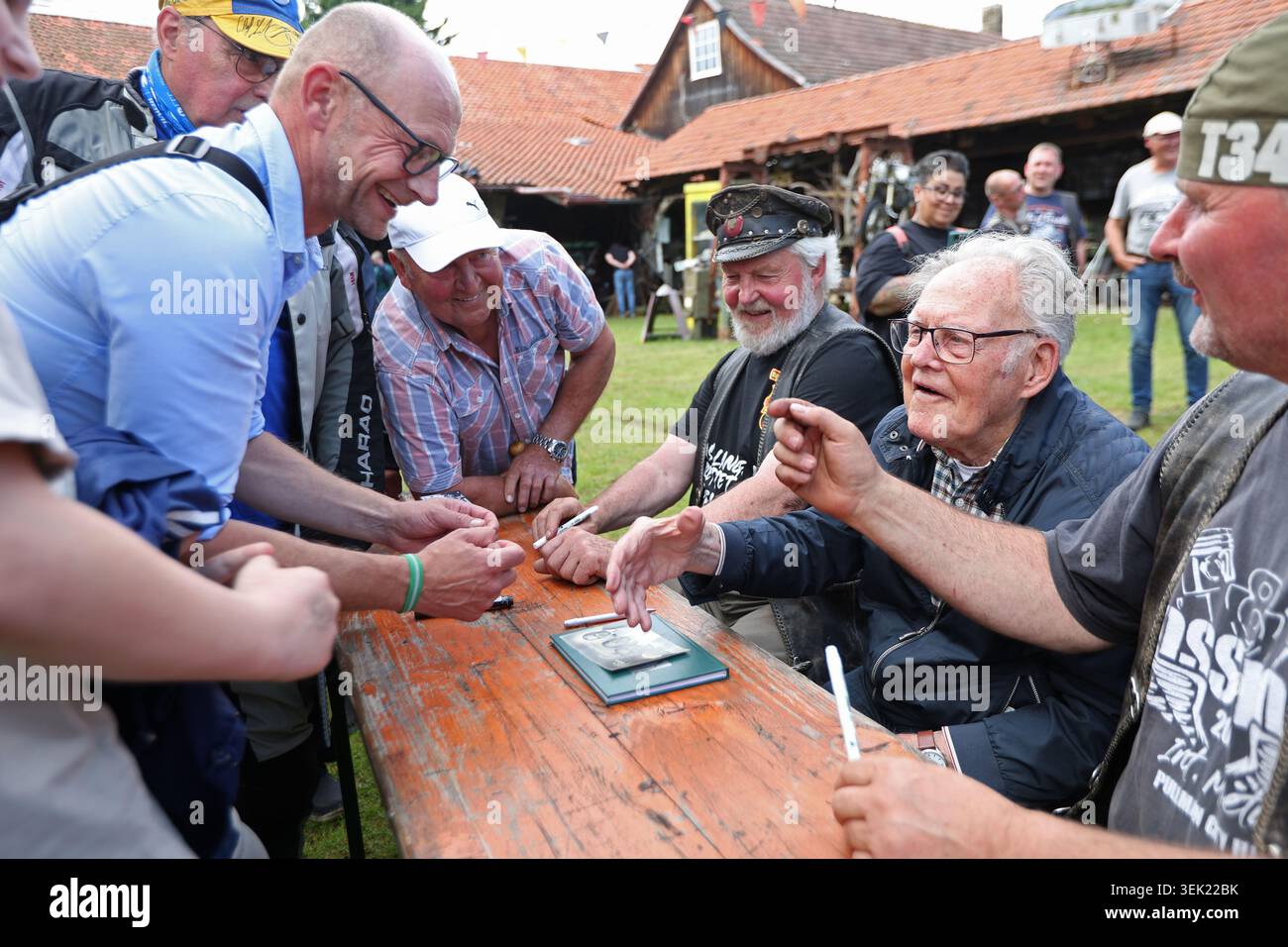 31 May 2026, Saxony-Anhalt, Osterwieck: Cycling legend Täve Schur (2nd ...