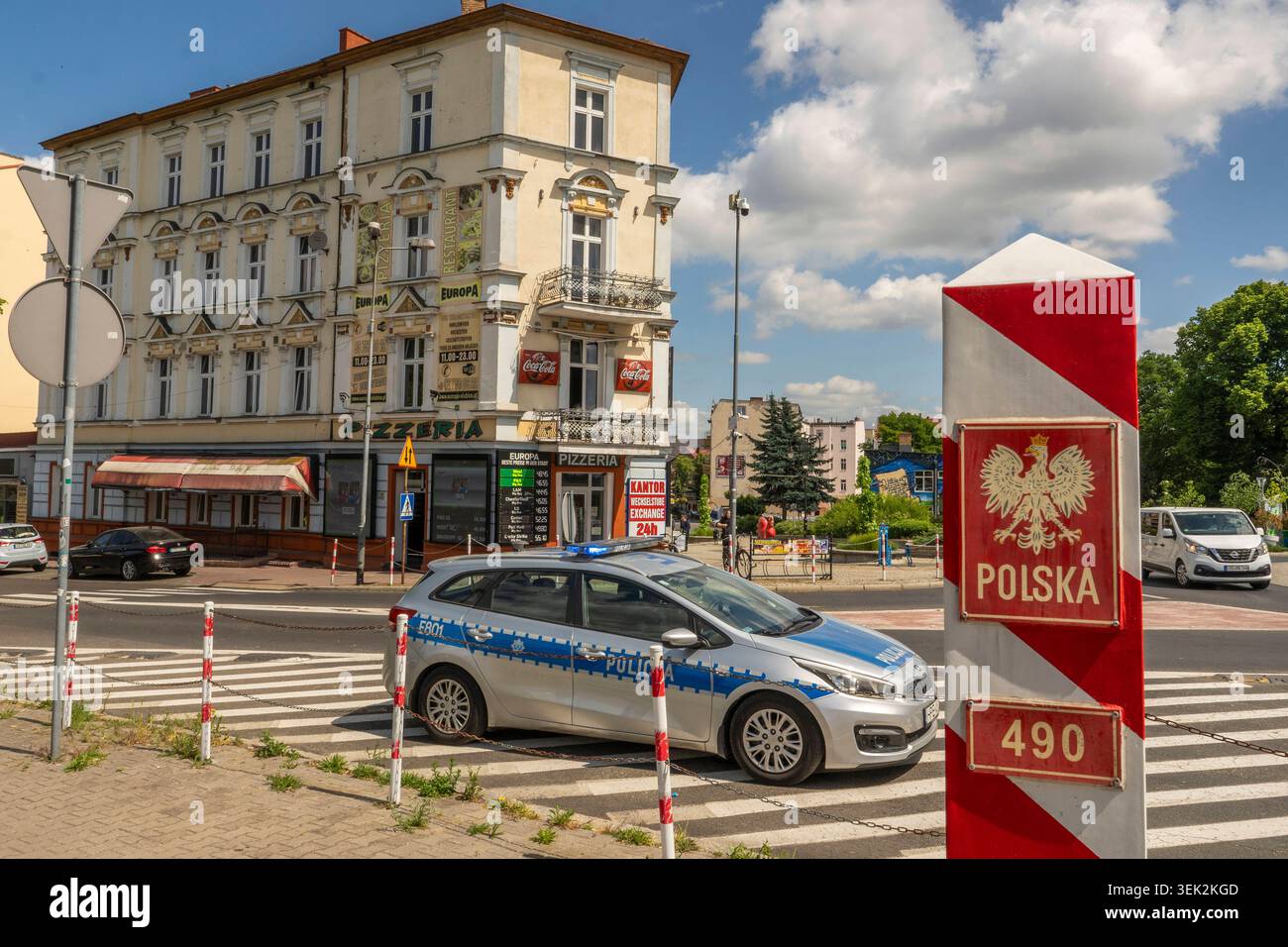 Eine polnische Grenzsäule in Slubice in der Woiwodschaft Lebus in Polen ...