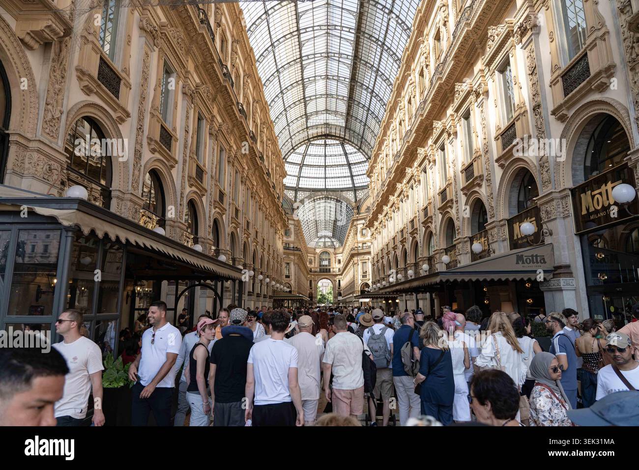 IPA85217140 - Milan, 05/31/26, Tourists, good weather and warm weather ...