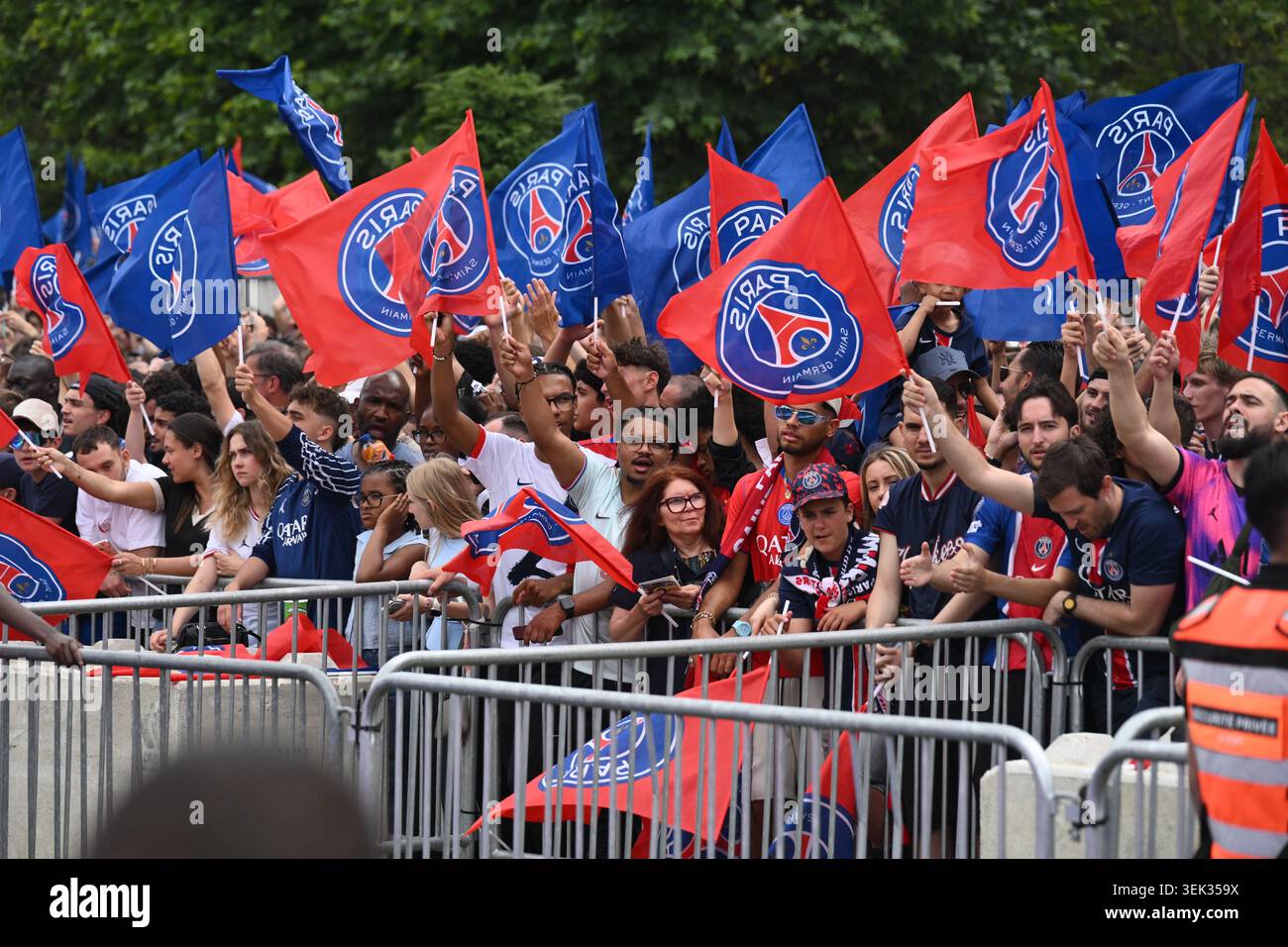 Presentation of the Champions League trophy by the PSG players ...