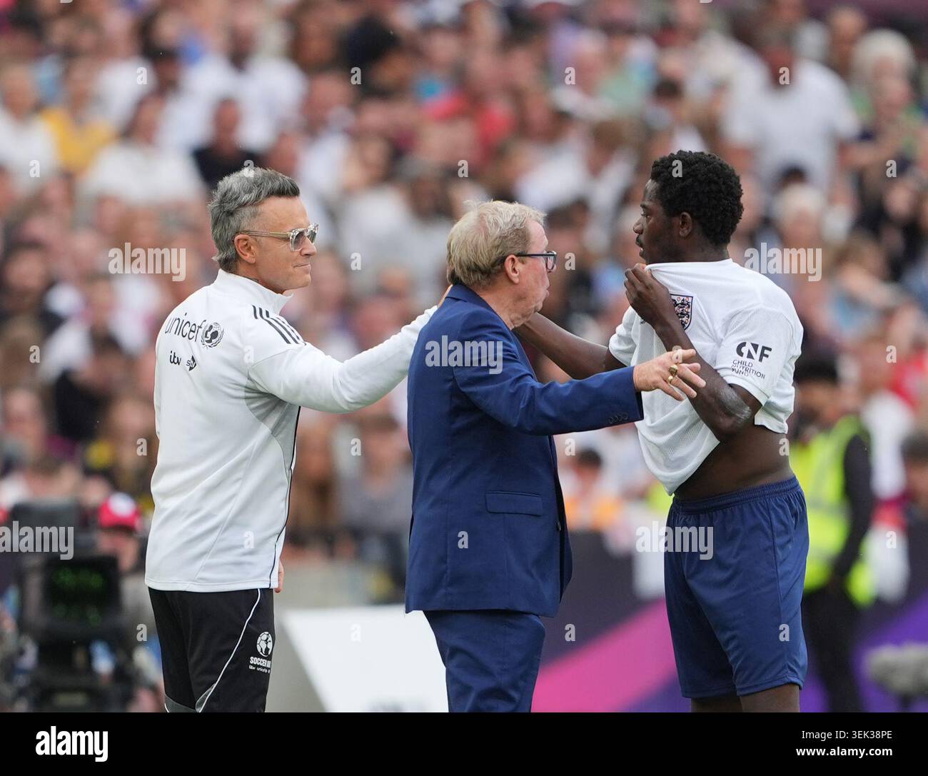 Robbie Williams congratulates Damson Idris on scoring their sides first ...